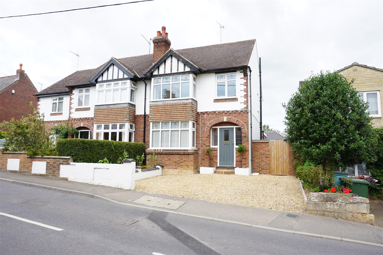 New Road, Oundle - Just Lets